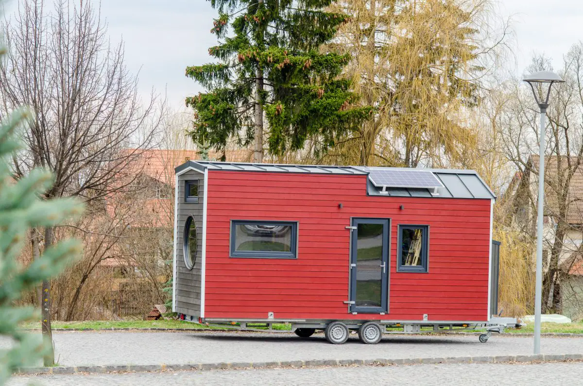 Lakeside Tiny House: A Fusion of Comfort and Privacy with a Modern ...