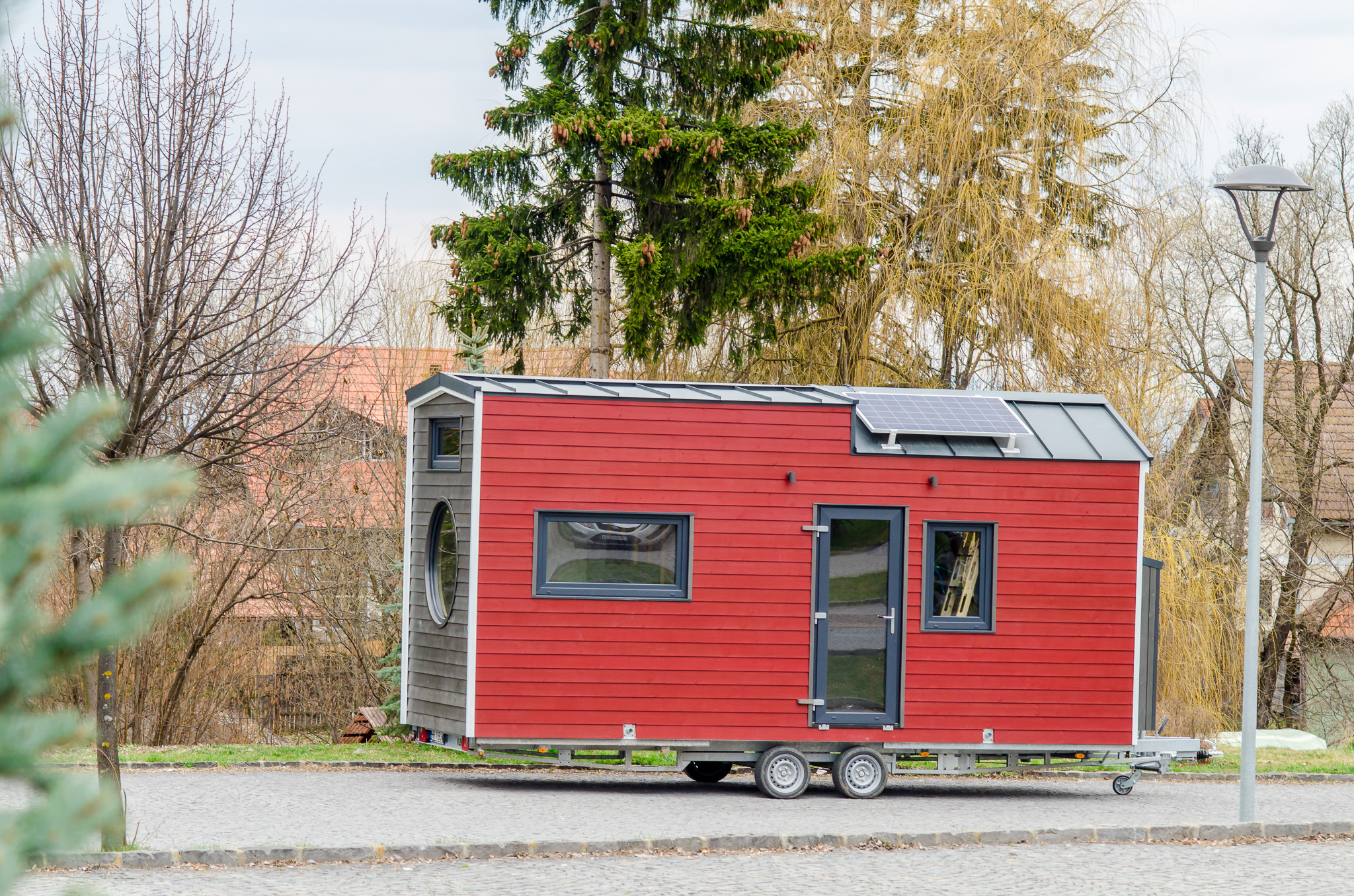 Lakeside Tiny House: A Fusion of Comfort and Privacy with a Modern ...