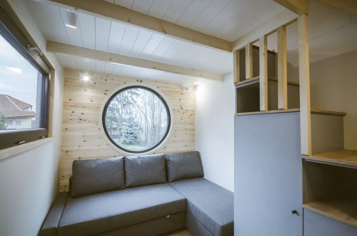 Lakeside Tiny House: A Fusion of Comfort and Privacy with a Modern Flair - DiscussDiy