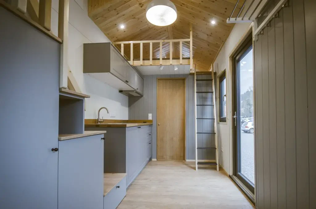 Lakeside Tiny House: A Fusion of Comfort and Privacy with a Modern ...