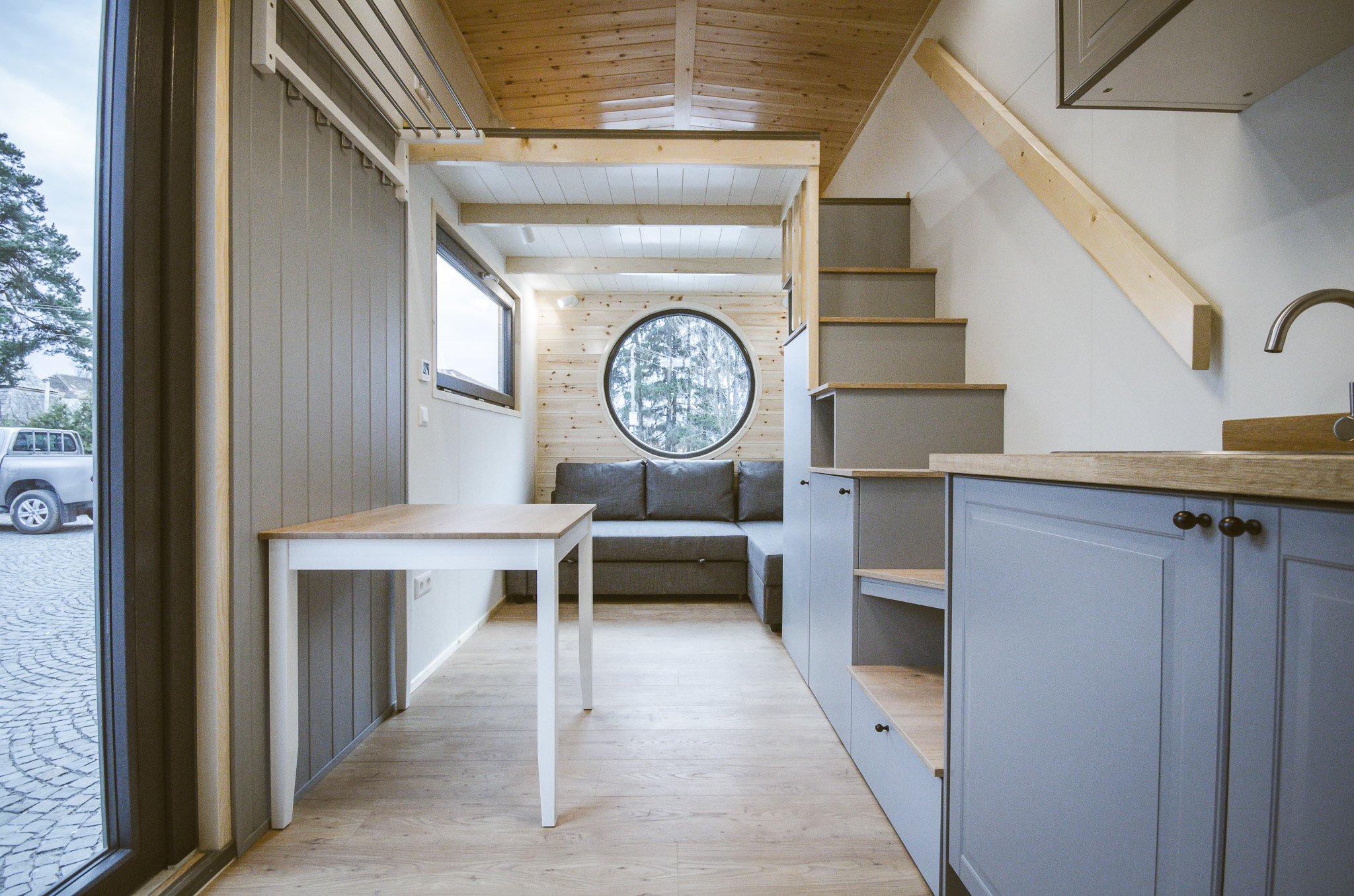 Lakeside Tiny House: A Fusion of Comfort and Privacy with a Modern ...