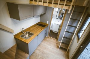 Lakeside Tiny House: A Fusion of Comfort and Privacy with a Modern ...