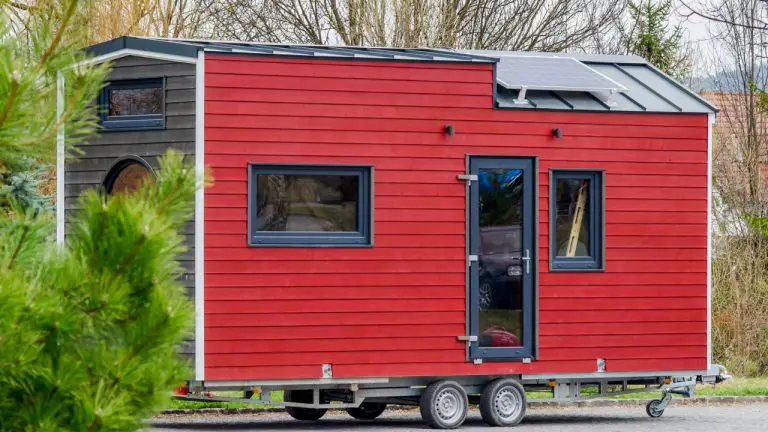 Lakeside Tiny House: A Fusion of Comfort and Privacy with a Modern ...