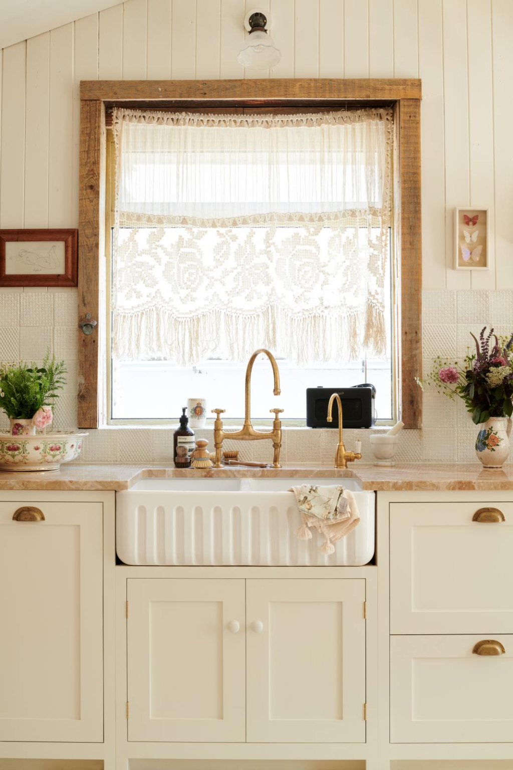 15 Kitchen Window Over Sink Decor Ideas You Will Love! - DiscussDiy