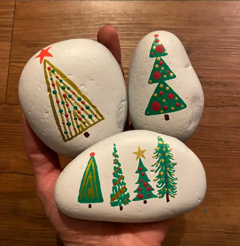 25 DIY Christmas Rock Painting Ideas - DiscussDiy
